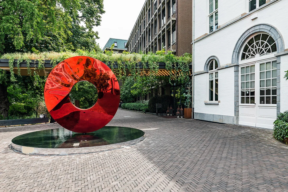 Un accroche-regard sur la place d'entrée du Botanic Sanctuary Antwerp